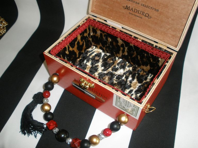 SOLD 1583 Red Lady Boss Cigar Box Purse - humadorablesbysusan.com