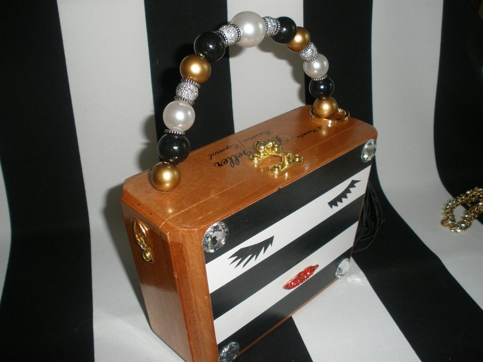 SOLD Coquette Kissy Lips Cigar Box Purse - humadorablesbysusan.com