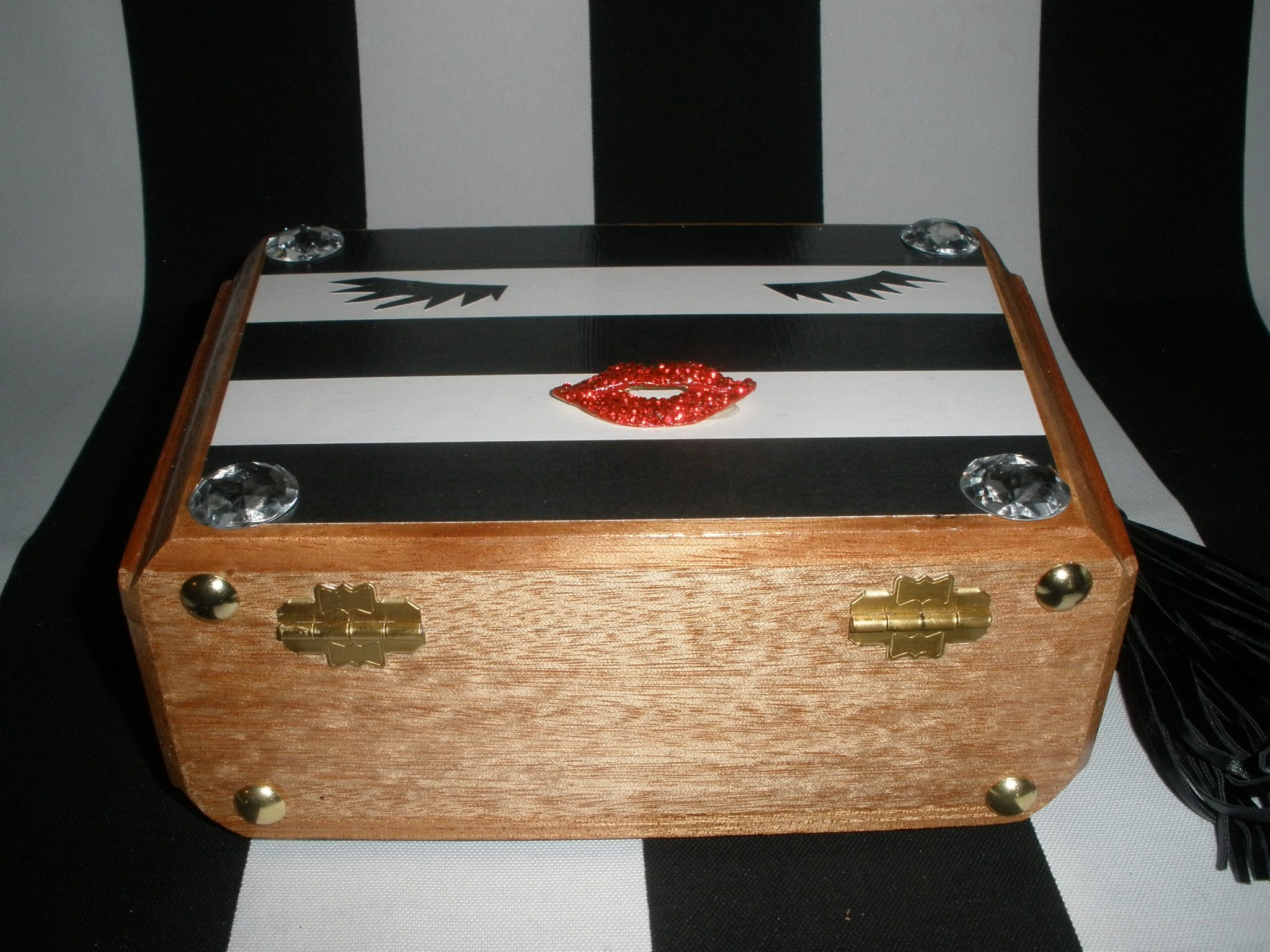 SOLD Coquette Kissy Lips Cigar Box Purse - humadorablesbysusan.com