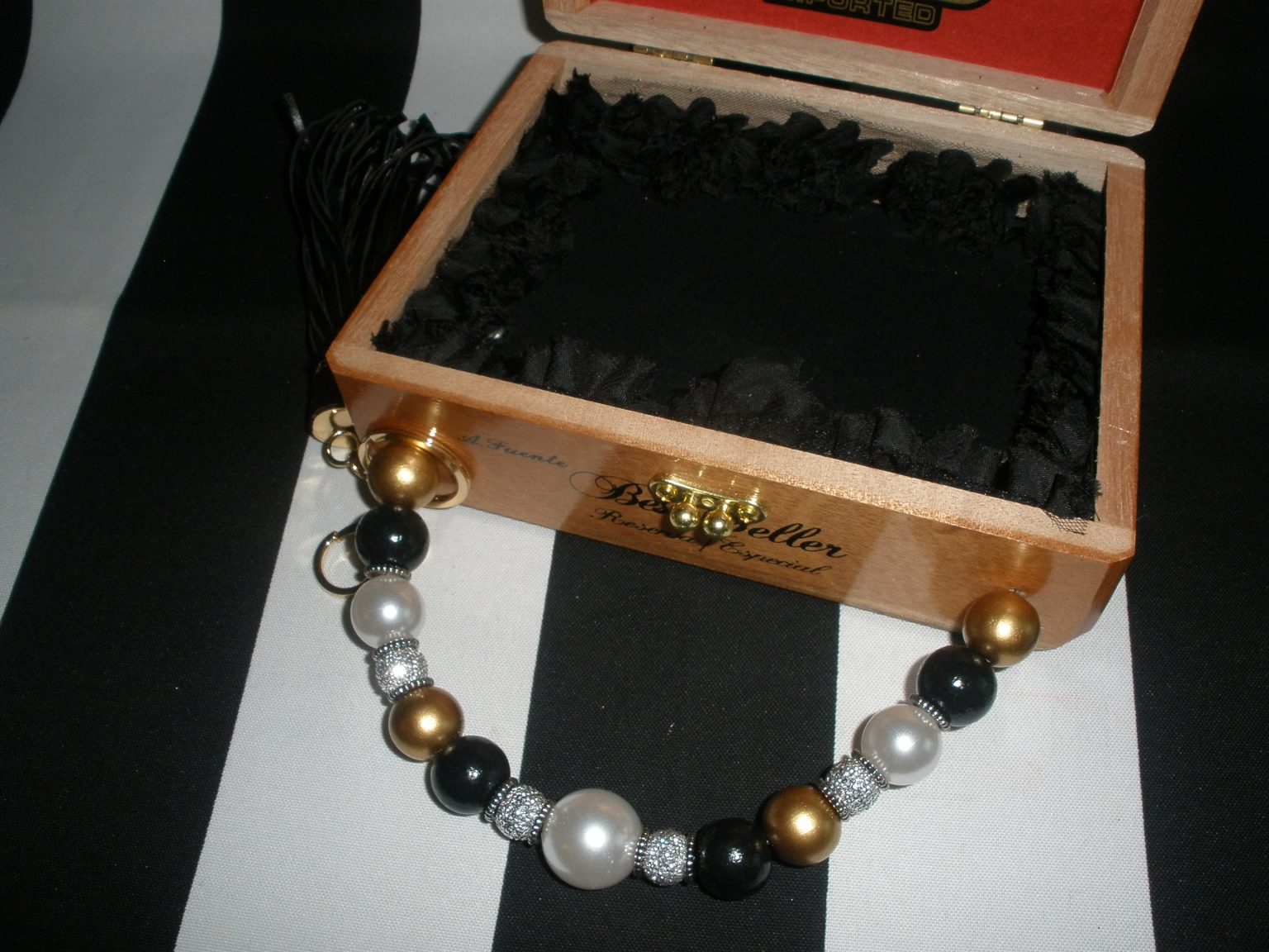 SOLD Coquette Kissy Lips Cigar Box Purse - humadorablesbysusan.com