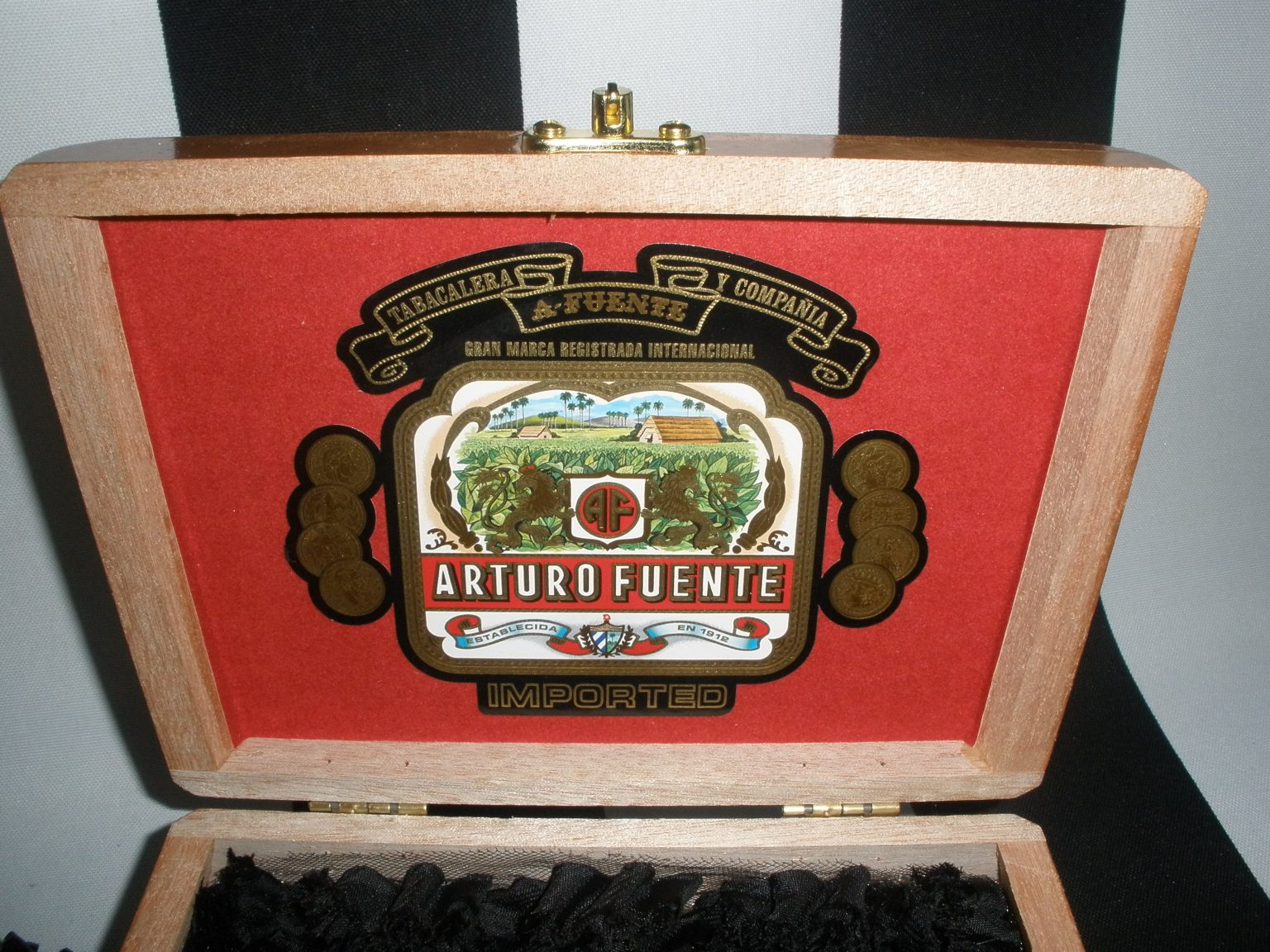 SOLD Coquette Kissy Lips Cigar Box Purse - humadorablesbysusan.com